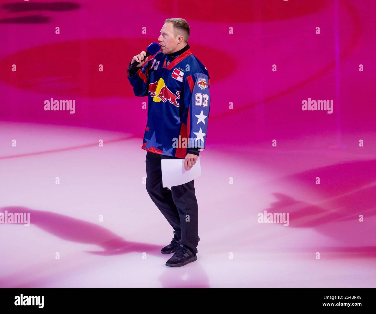 Wolfgang Dittrich (Stadionsprecher, EHC Red Bull Muenchen) im Rotlicht ...