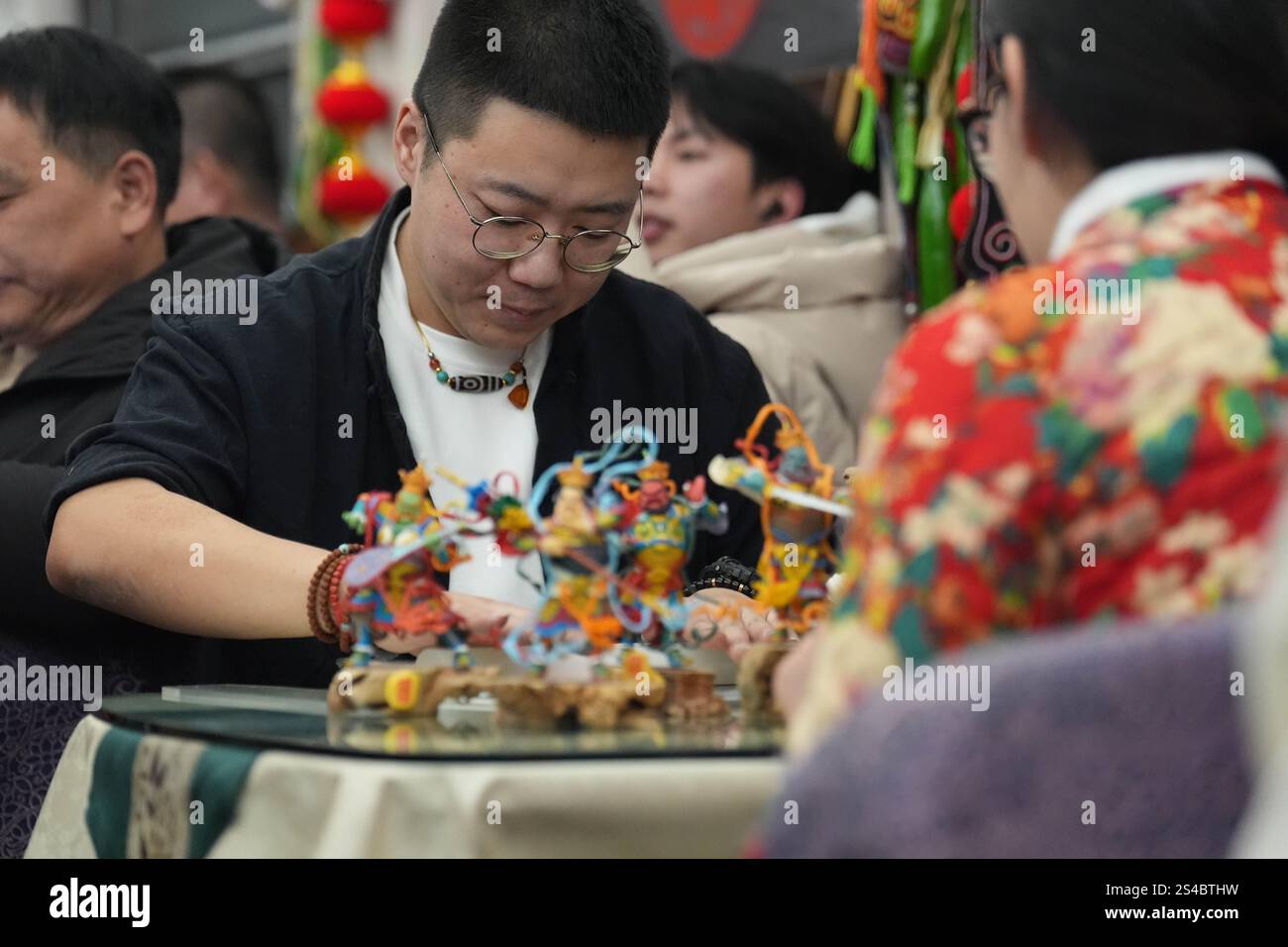 (250111) -- HARBIN, Jan. 11, 2025 (Xinhua) -- Kang Jian, inheritor of a ...