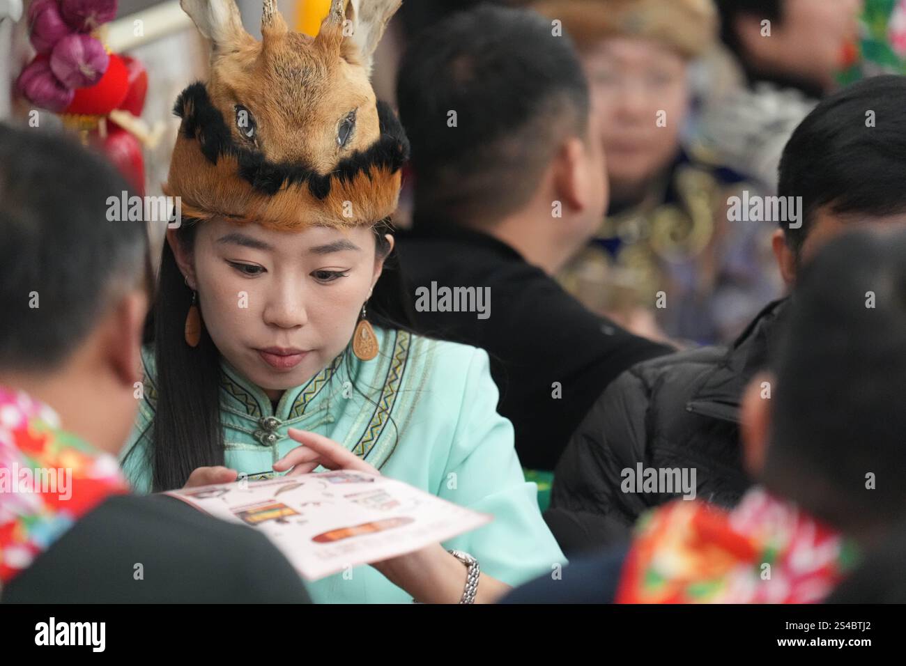 (250111) -- HARBIN, Jan. 11, 2025 (Xinhua) -- Liu Jinxin, inheritor of ...