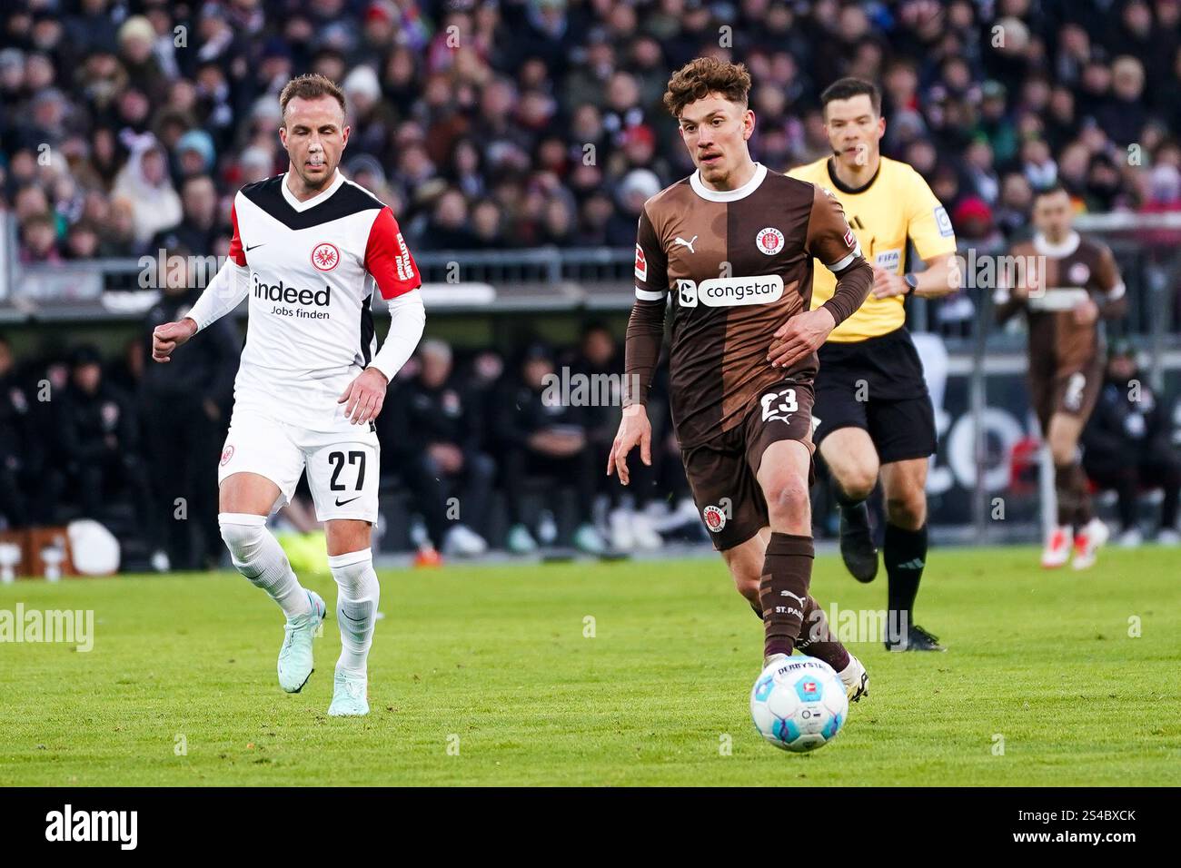 Philipp Treu (FC St. Pauli, #23) am Ball, Mario Goetze (Eintracht ...