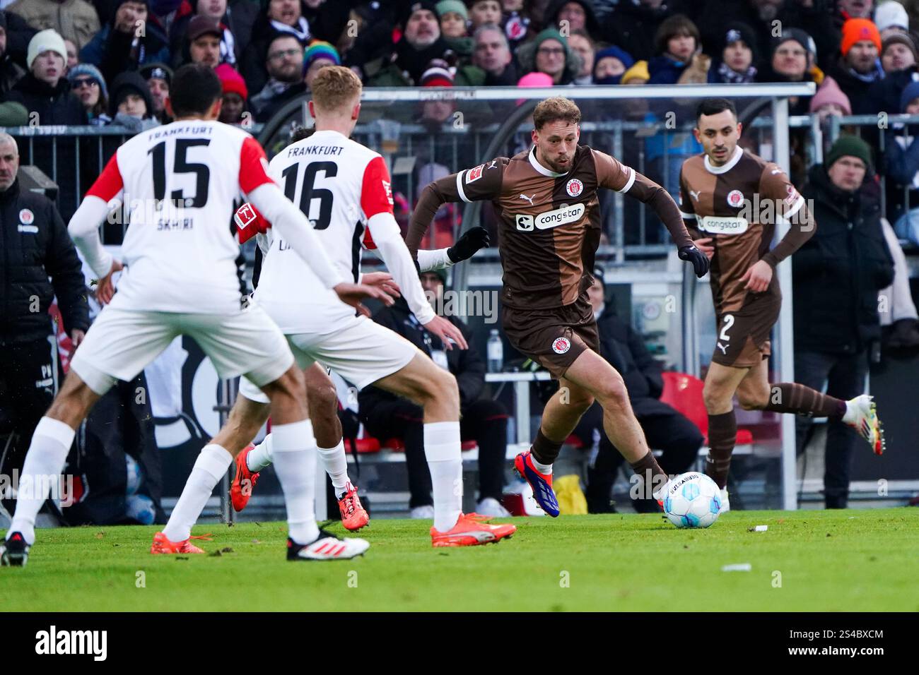 Carlo Boukhalfa (FC St. Pauli, #16) im Dribbling, GER, FC St. Pauli vs ...