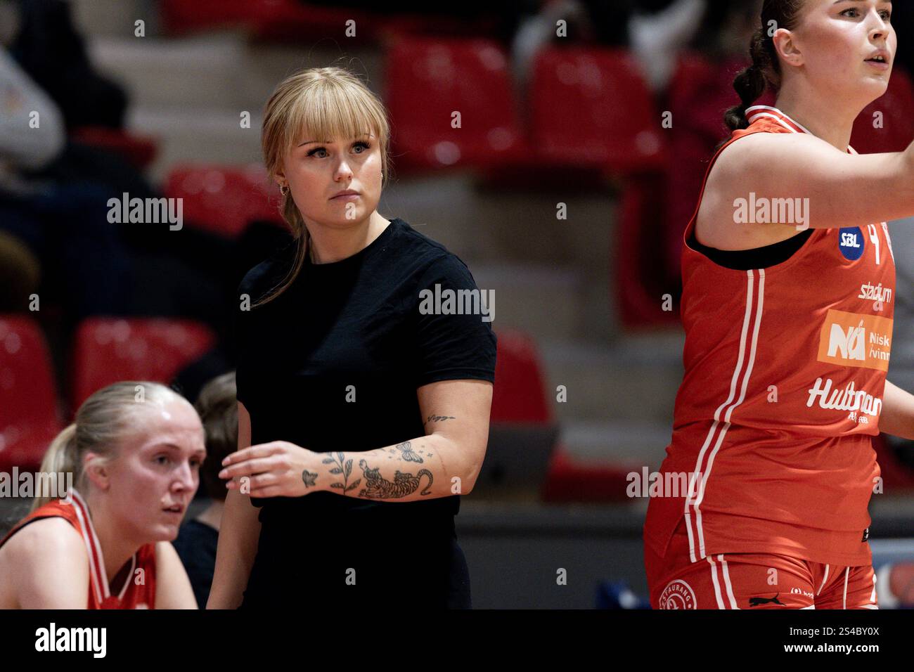 250111 Högsbos tränare Alva Stark under basketmatchen i damernas SBL ...