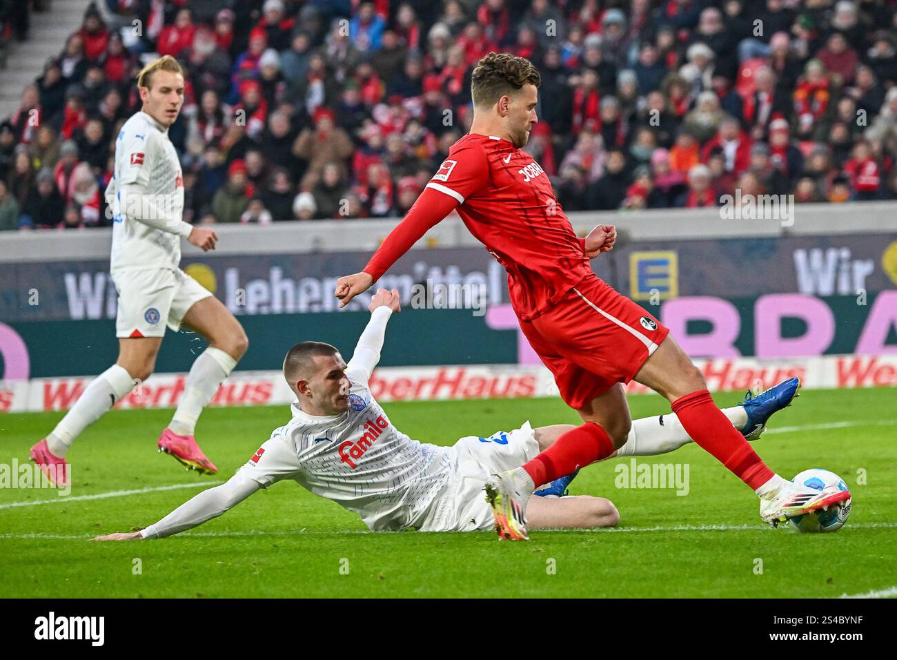 Lucas Hoeler (SC Freiburg, #09) am Ball. David Zec (Holstein Kiel, #26 ...