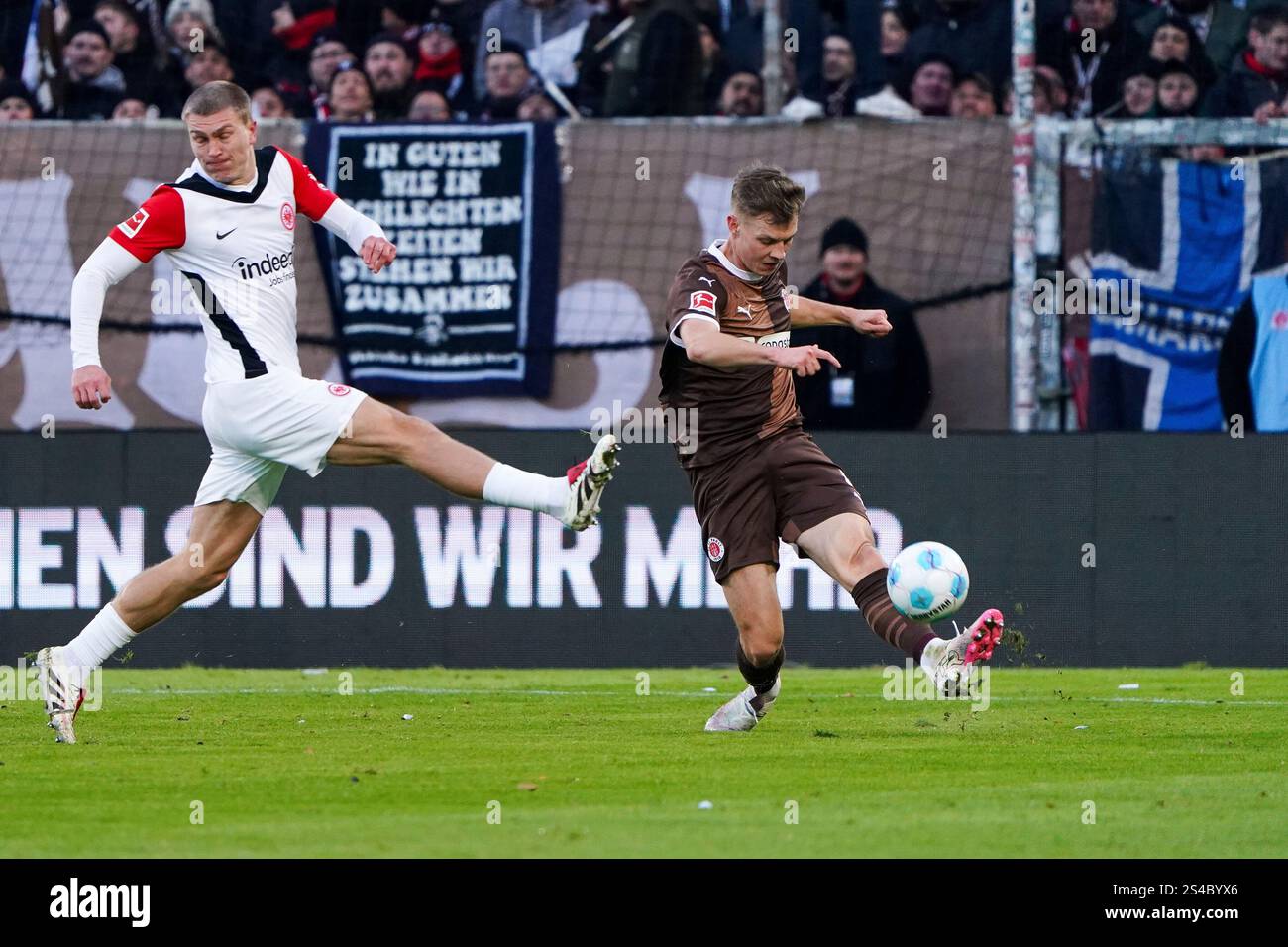 Hamburg, Deutschland. 11th Jan, 2025. David Nemeth (FC St. Pauli, #04 ...