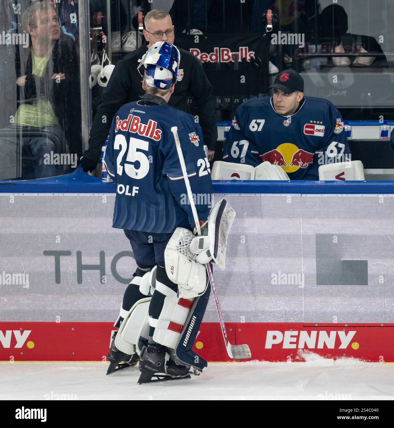 Muenchen, Deutschland. 10th Jan, 2025. Simon Wolf (Torwart, EHC Red ...