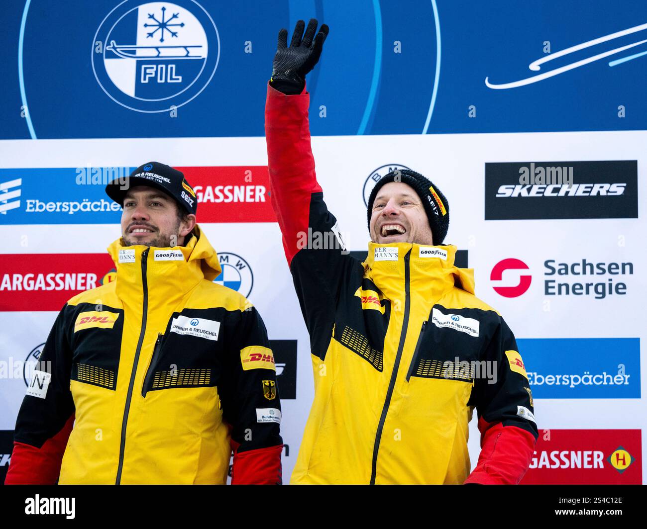 Tobias Wendl, Tobias Arlt (Deutschland) jubeln auf dem Podium bei der Siegerehrung ueber Platz 2 ...