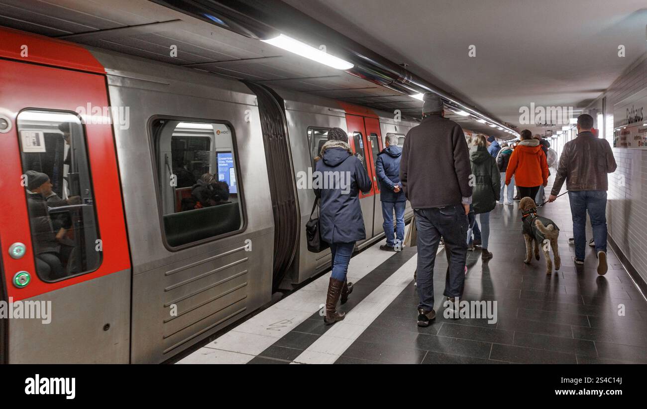 Hamburg, Germany. 28th Dec, 2024. Subway passengers pass through the ...