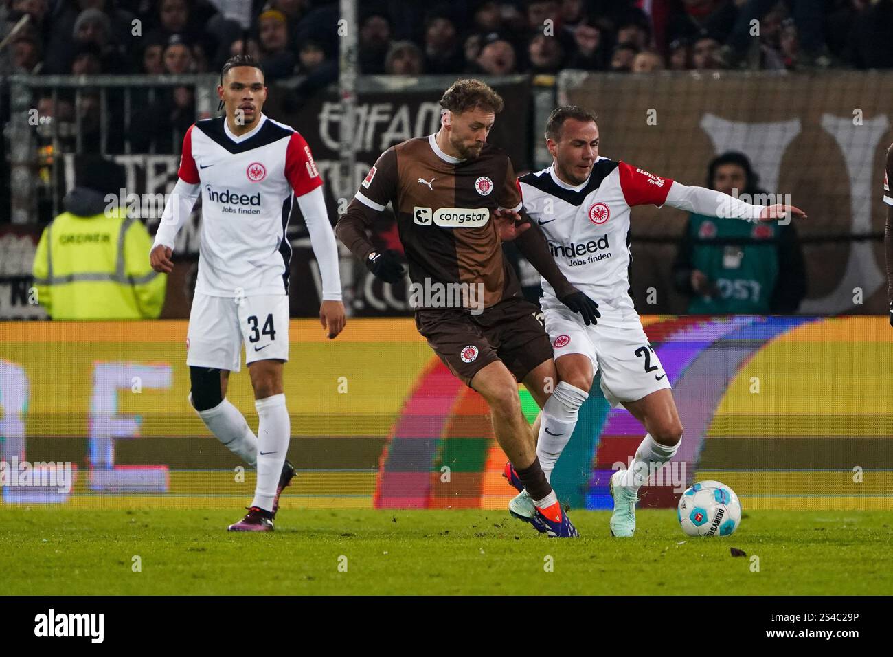 Carlo Boukhalfa (FC St. Pauli, #16) im Zweikampf mit Mario Goetze ...