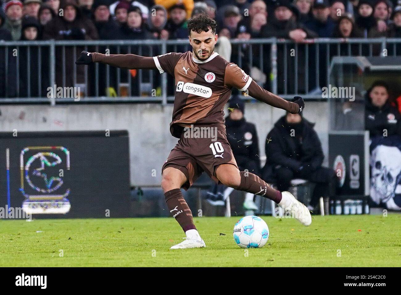 Hamburg, Deutschland. 11th Jan, 2025. Danel Sinani (FC St. Pauli, #10 ...