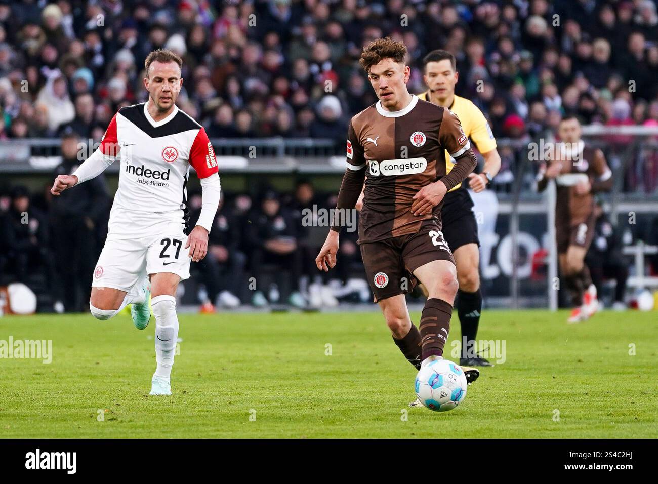 Hamburg, Deutschland. 11th Jan, 2025. Philipp Treu (FC St. Pauli, #23 ...