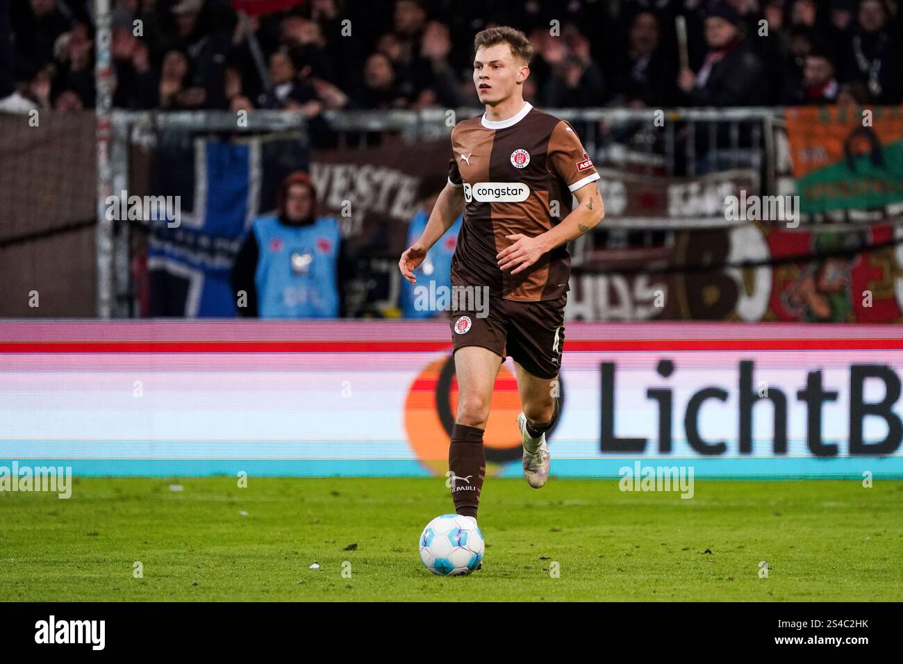 Hamburg, Deutschland. 11th Jan, 2025. David Nemeth (FC St. Pauli, #04 ...