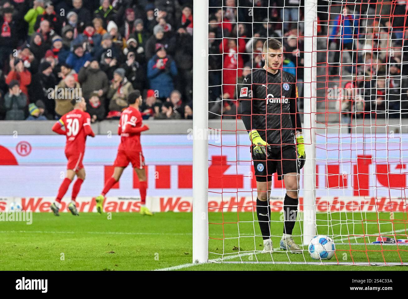 Timon Weiner (Holstein Kiel, #01) holt den Ball aus dem Tor nach dem ...