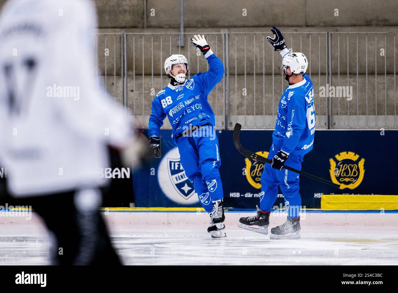 250111 Vänersborgs Saku Hämäläinen har gjort 2-0 och jublar under bandymatchen i Elitserien ...