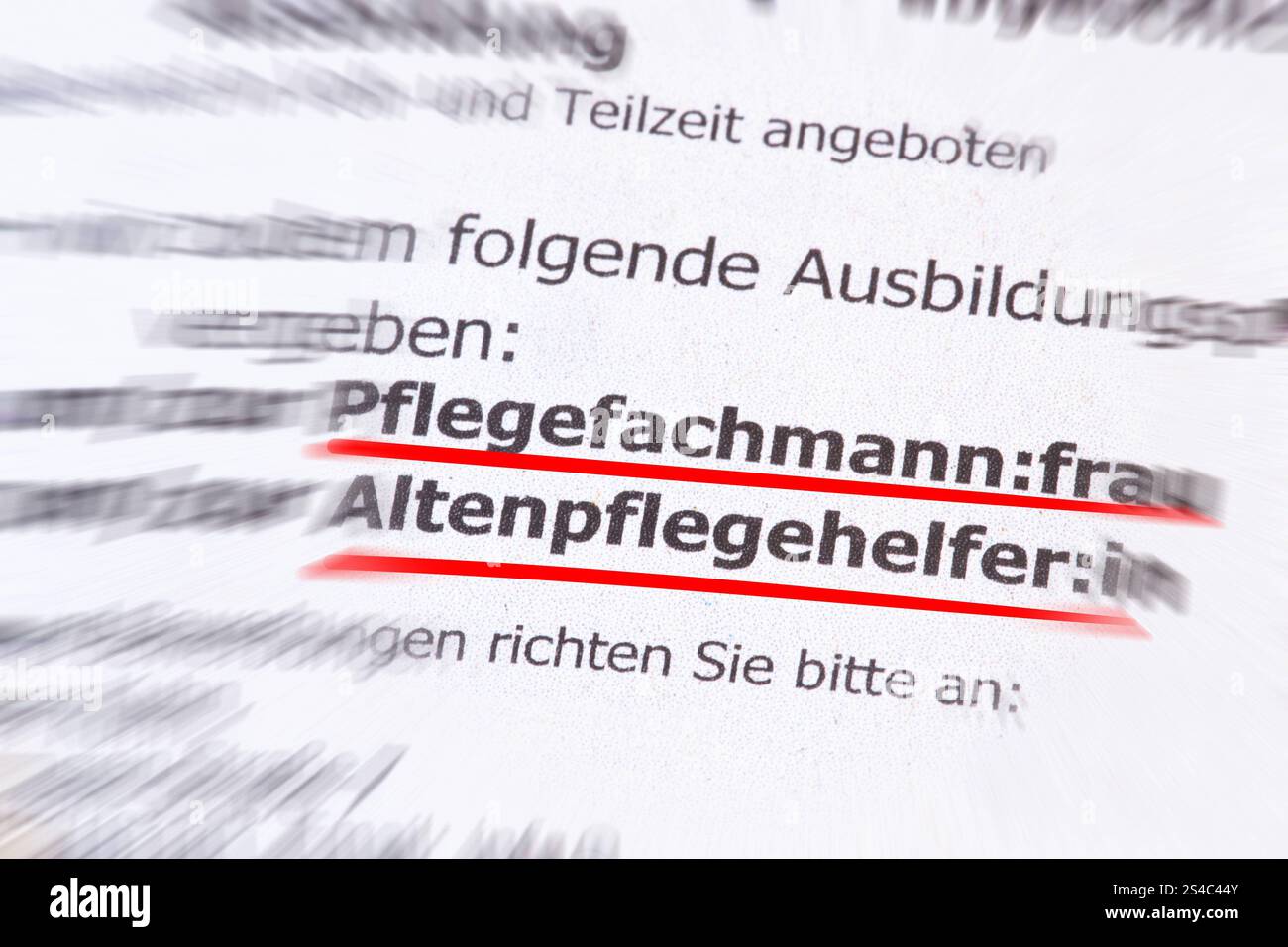 Stellenanzeige für Pflegekräfte in der Zeitung *** Job advertisement ...