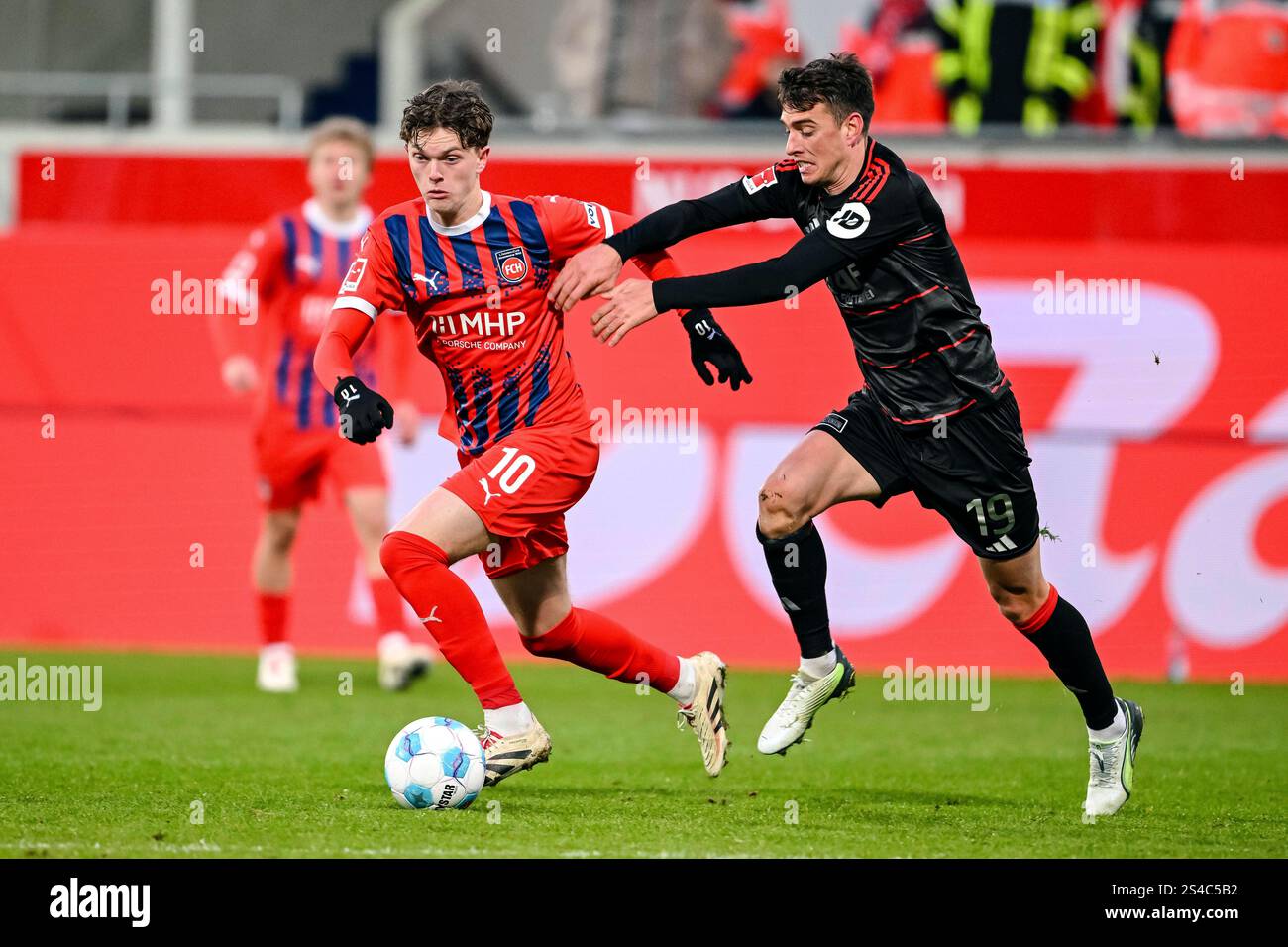 Heidenheim's Paul Wanner, left, and Berlin's Janik Haberer in action ...