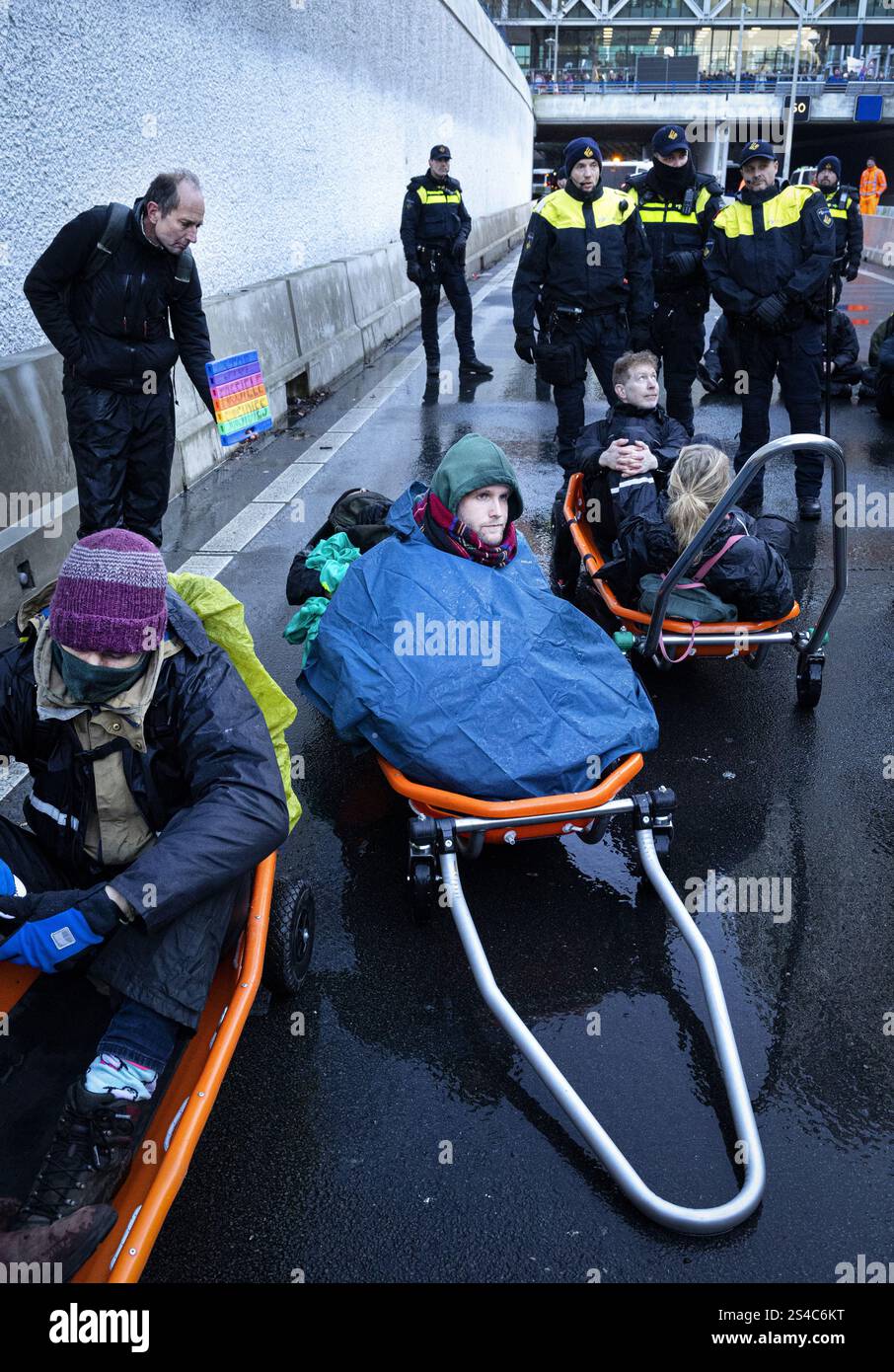 DEN HAAG - Police officers intervene at an Extinction Rebellion (XR ...