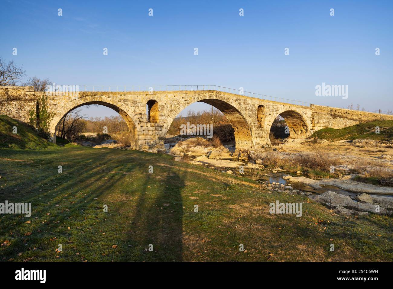 Pont Julien, roman stone arch bridge over Calavon river, Provence ...