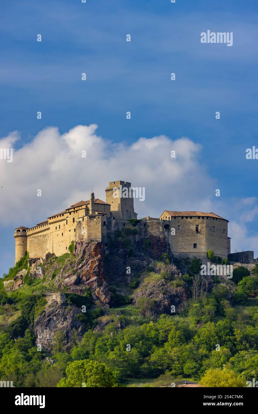 Bardi castle (Castello di Bardi) with town, province of Parma, Emilia ...
