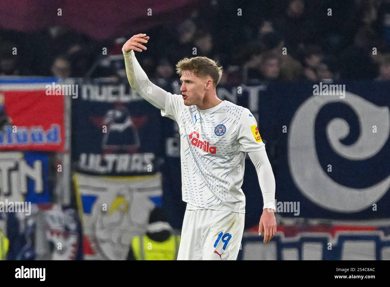 Phil Harres (Holstein Kiel, #19) mit Emotion GER, SC Freiburg ...