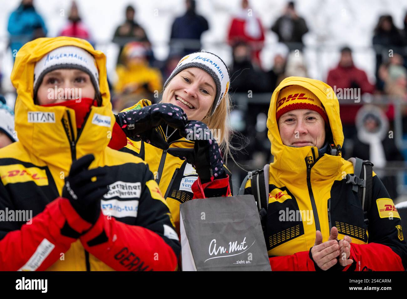 Dajana Eitberger (Deutschland) zeigt ein Herz im Ziel, daneben Team um ...