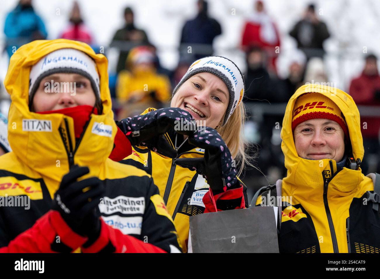 Dajana Eitberger (Deutschland) zeigt ein Herz im Ziel, daneben Team um ...