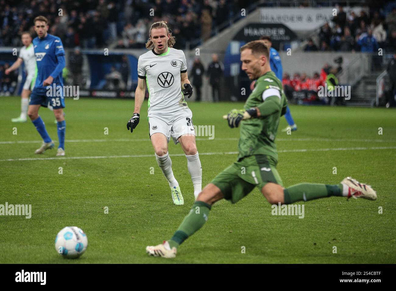 Patrick Wimmer (VFL Wolfsburg, #39) presst Oliver Baumann (TSG 1899 ...
