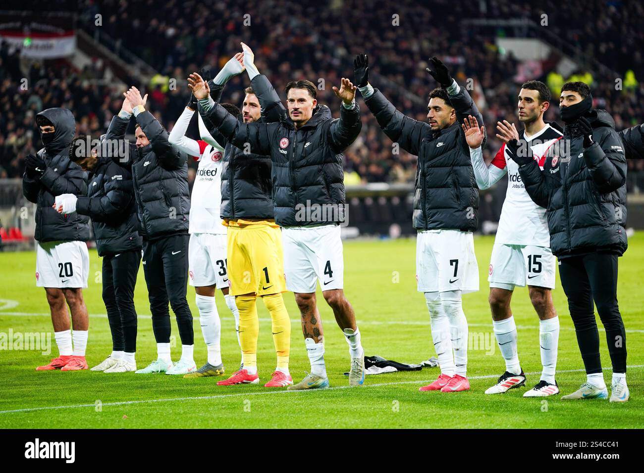 Frankfurt jubelt/Jubel nach Sieg/Spielende, Mannschaft vor den Fans ...