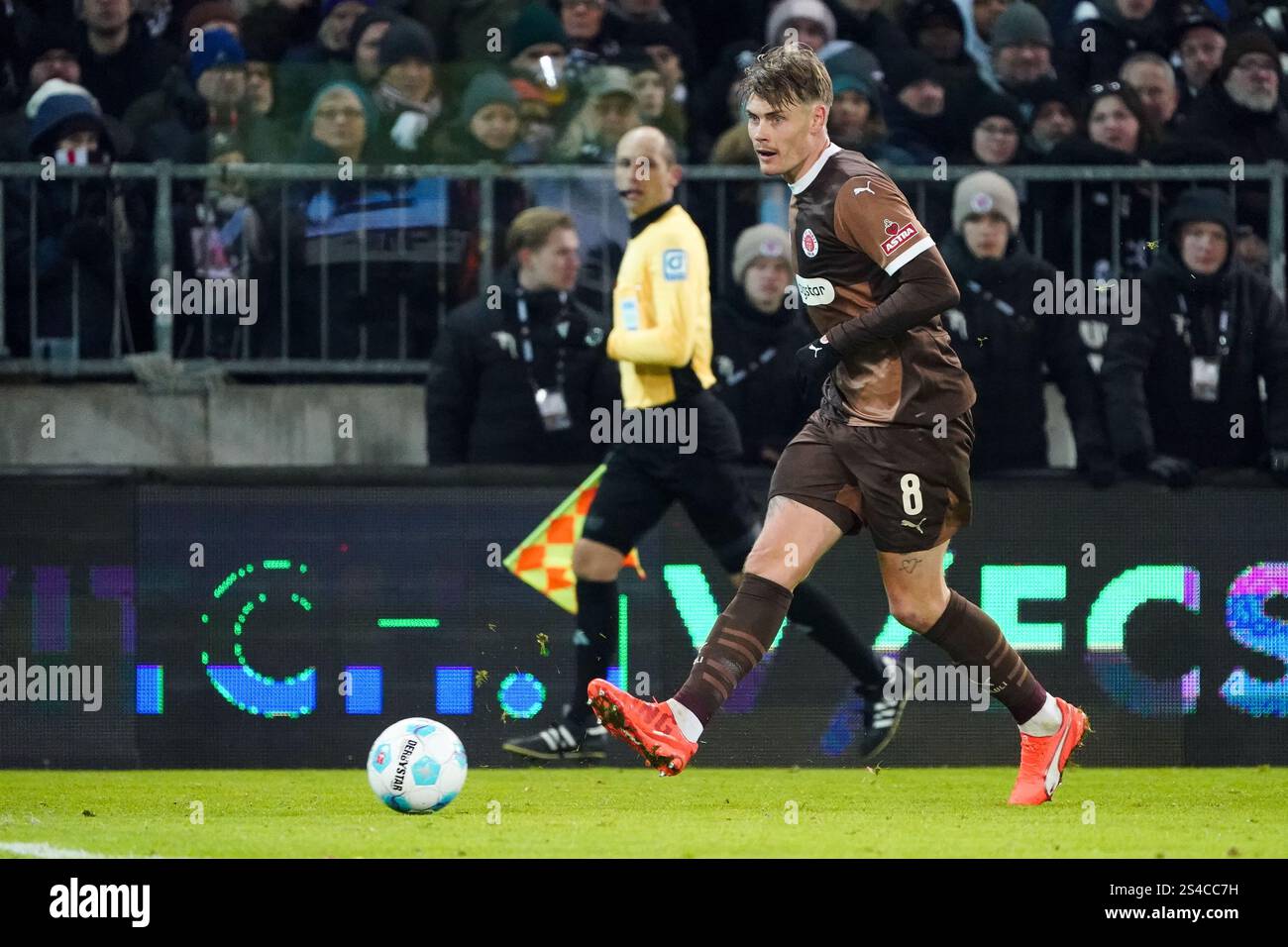 Eric Smith (FC St. Pauli, #08) am Ball, GER, FC St. Pauli vs. Eintracht ...
