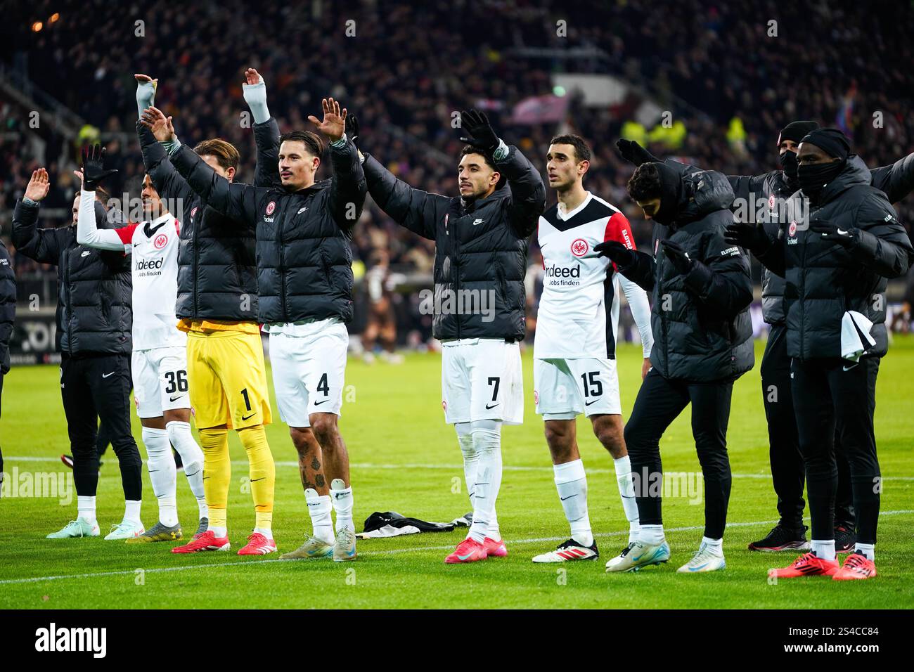 Frankfurt jubelt/Jubel nach Sieg/Spielende, Mannschaft vor den Fans ...