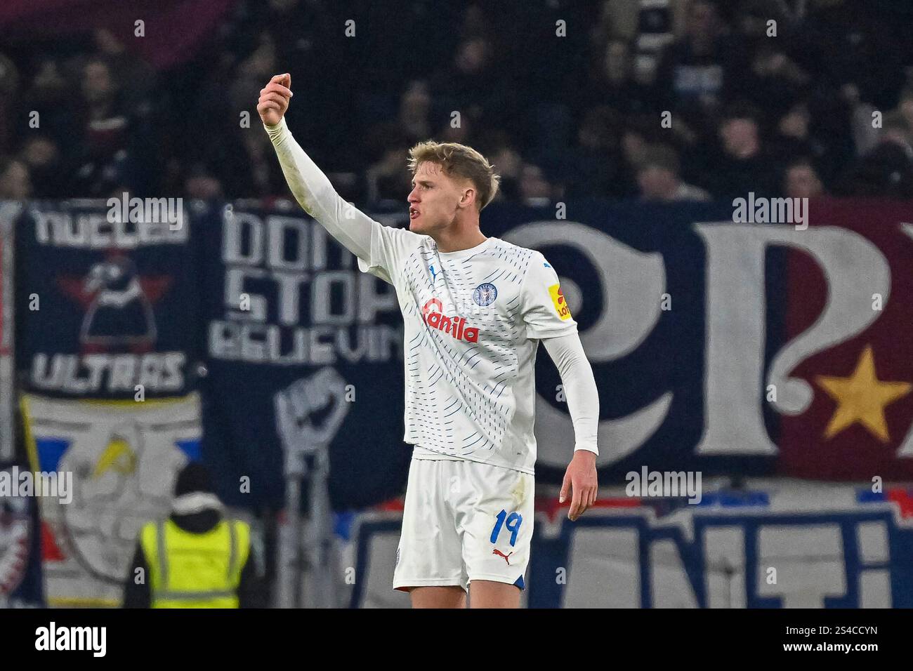 Freiburg, Deutschland. 11th Jan, 2025. Phil Harres (Holstein Kiel, #19 ...