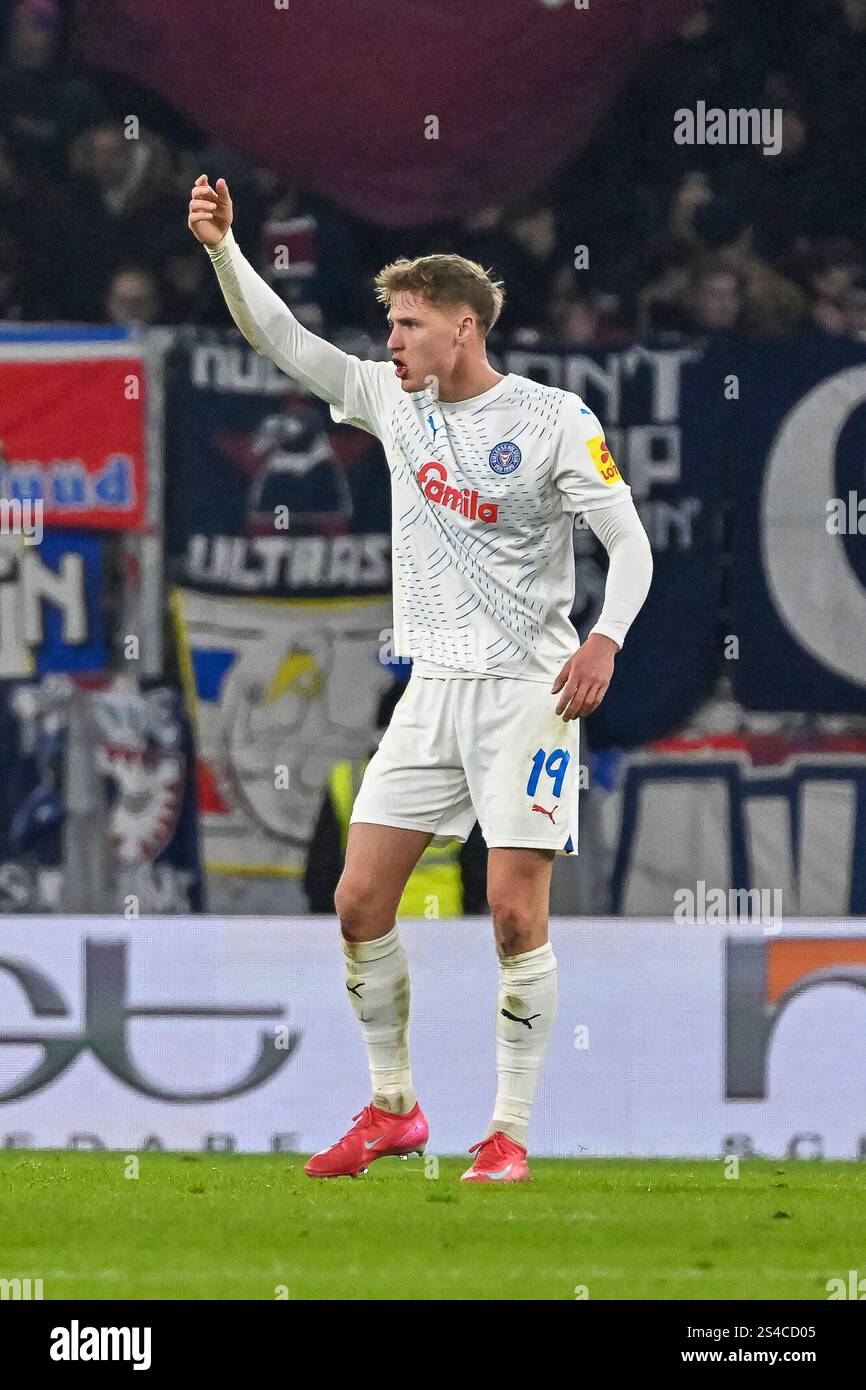 Freiburg, Deutschland. 11th Jan, 2025. Phil Harres (Holstein Kiel, #19 ...
