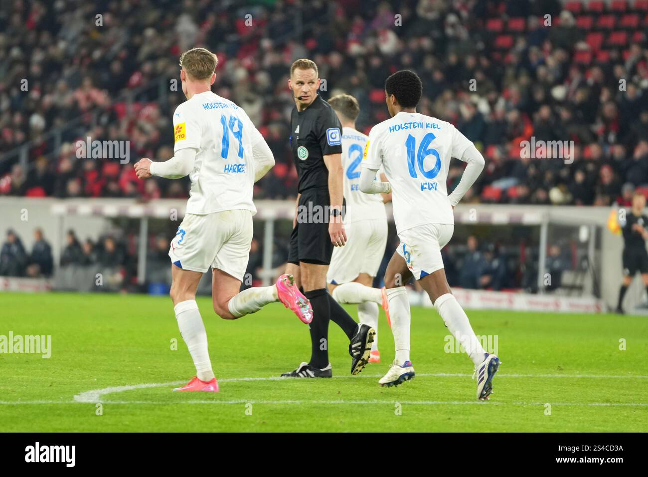 Freiburg, Deutschland. 11th Jan, 2025. Phil Harres (Holstein Kiel 19 ...