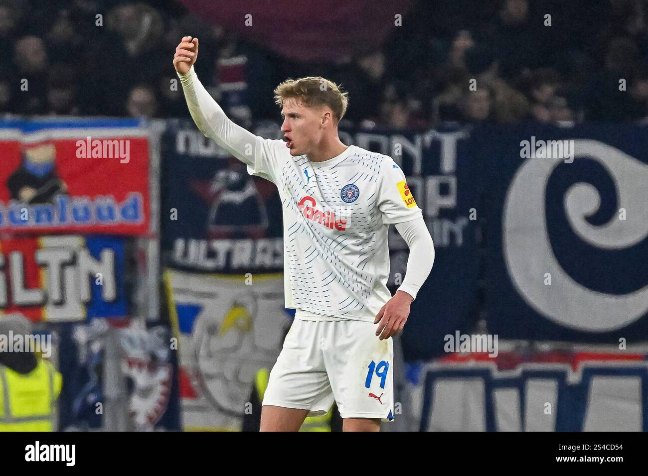 Freiburg, Deutschland. 11th Jan, 2025. Phil Harres (Holstein Kiel, #19 ...