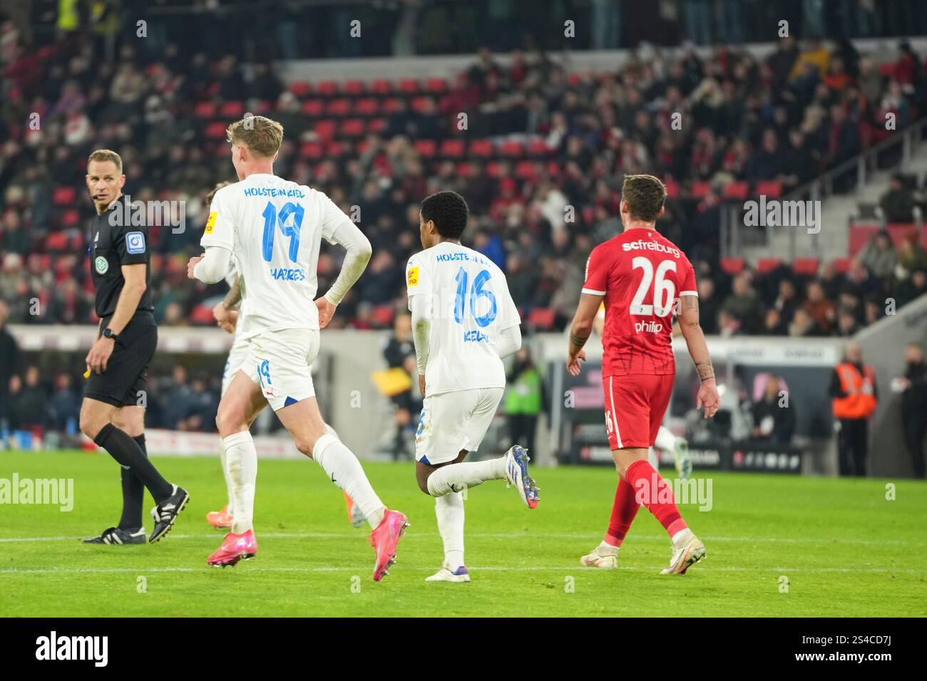 Freiburg, Deutschland. 11th Jan, 2025. Phil Harres (Holstein Kiel 19 ...