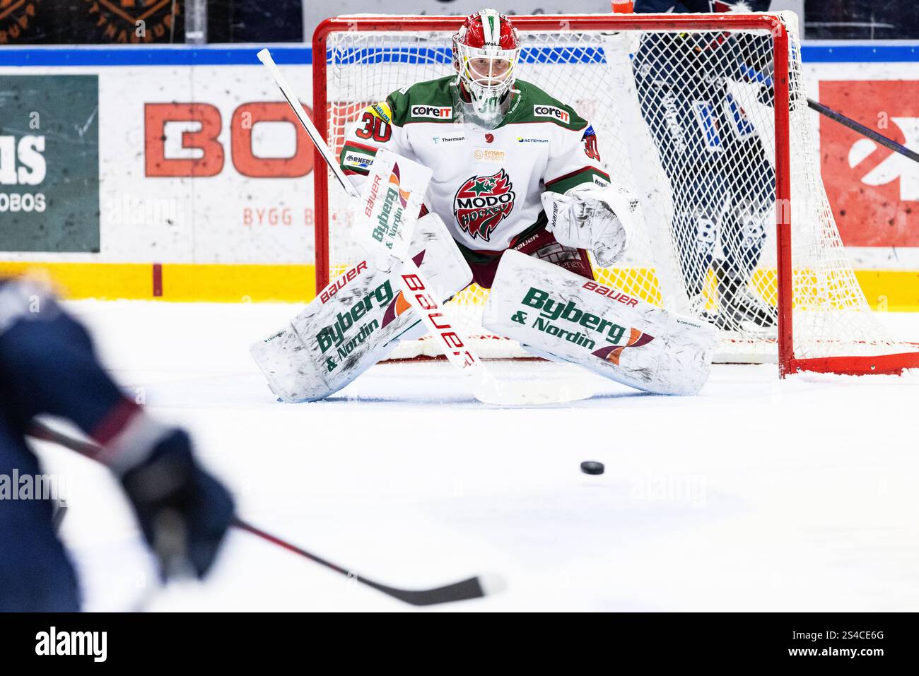 250111 Modos målvakt Lassi Lehtinen under ishockeymatchen i SHL mellan Linköping och Modo den 11 ...