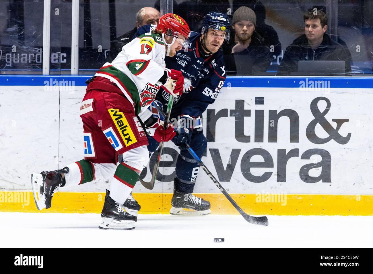 250111 Modos Riley Woods och Linköpings Lance Bouma under ishockeymatchen i SHL mellan Linköping ...