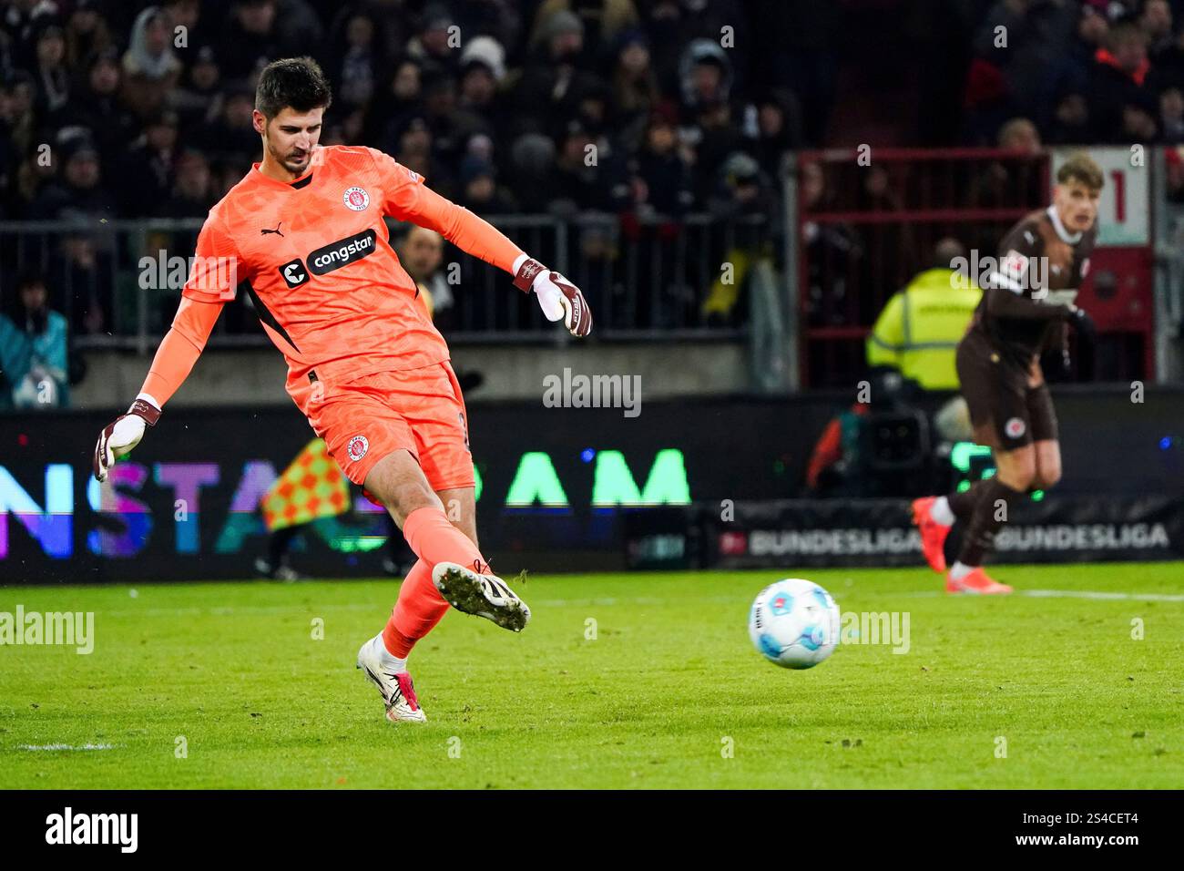 Hamburg, Deutschland. 11th Jan, 2025. Torwart Nikola Vasilj (FC St ...