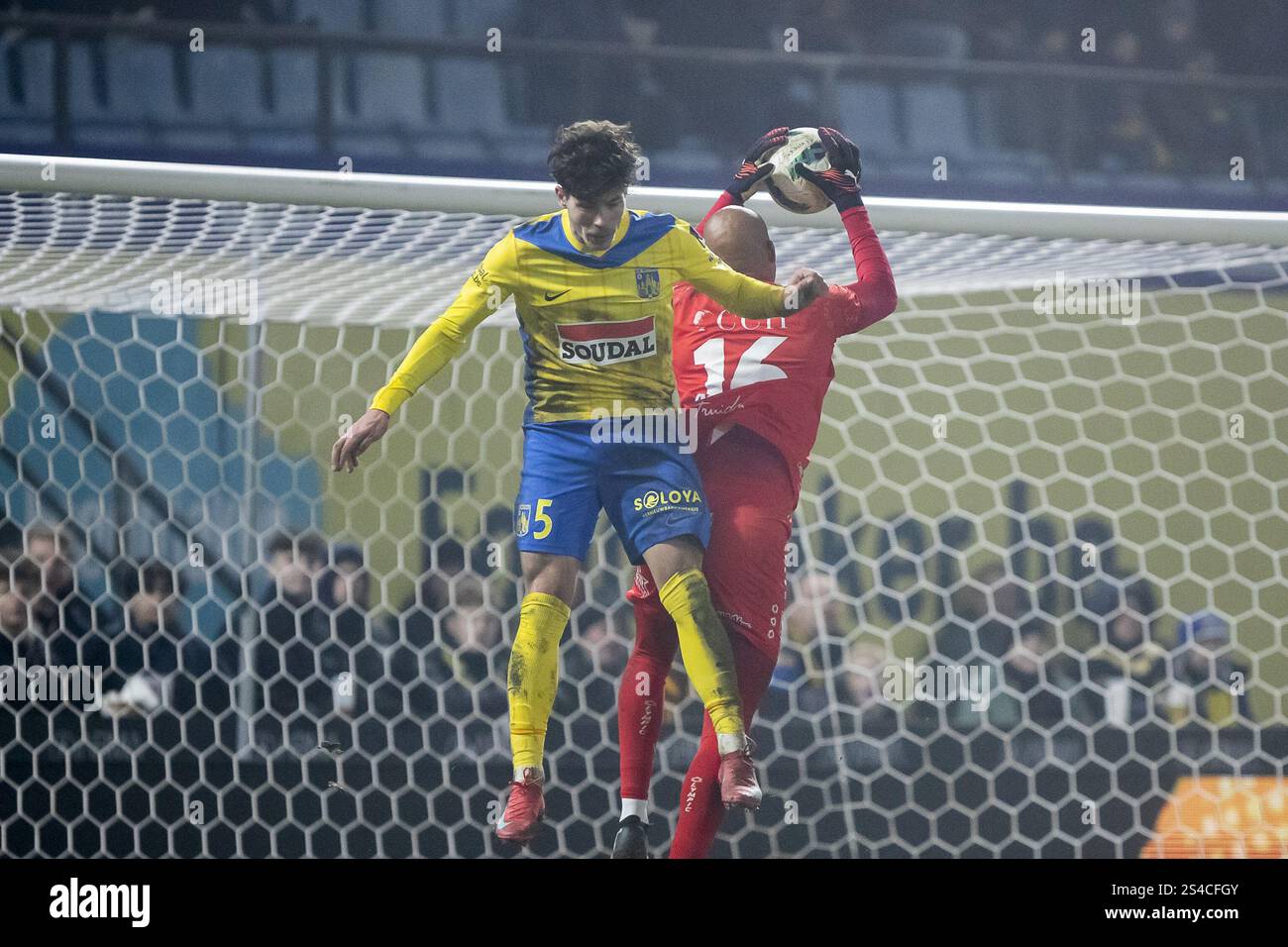 Westerlo, Belgium. 11th Jan, 2025. Westerlo's Jordan Bos and STVV's ...