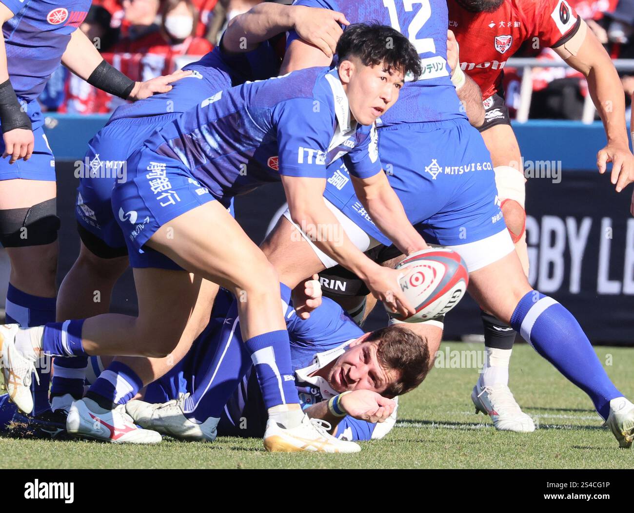 Yokohama, Japan. 11th Jan, 2025. Shizuoka BlueRevs scrum half Shuntaro Kitamura passes the ball ...