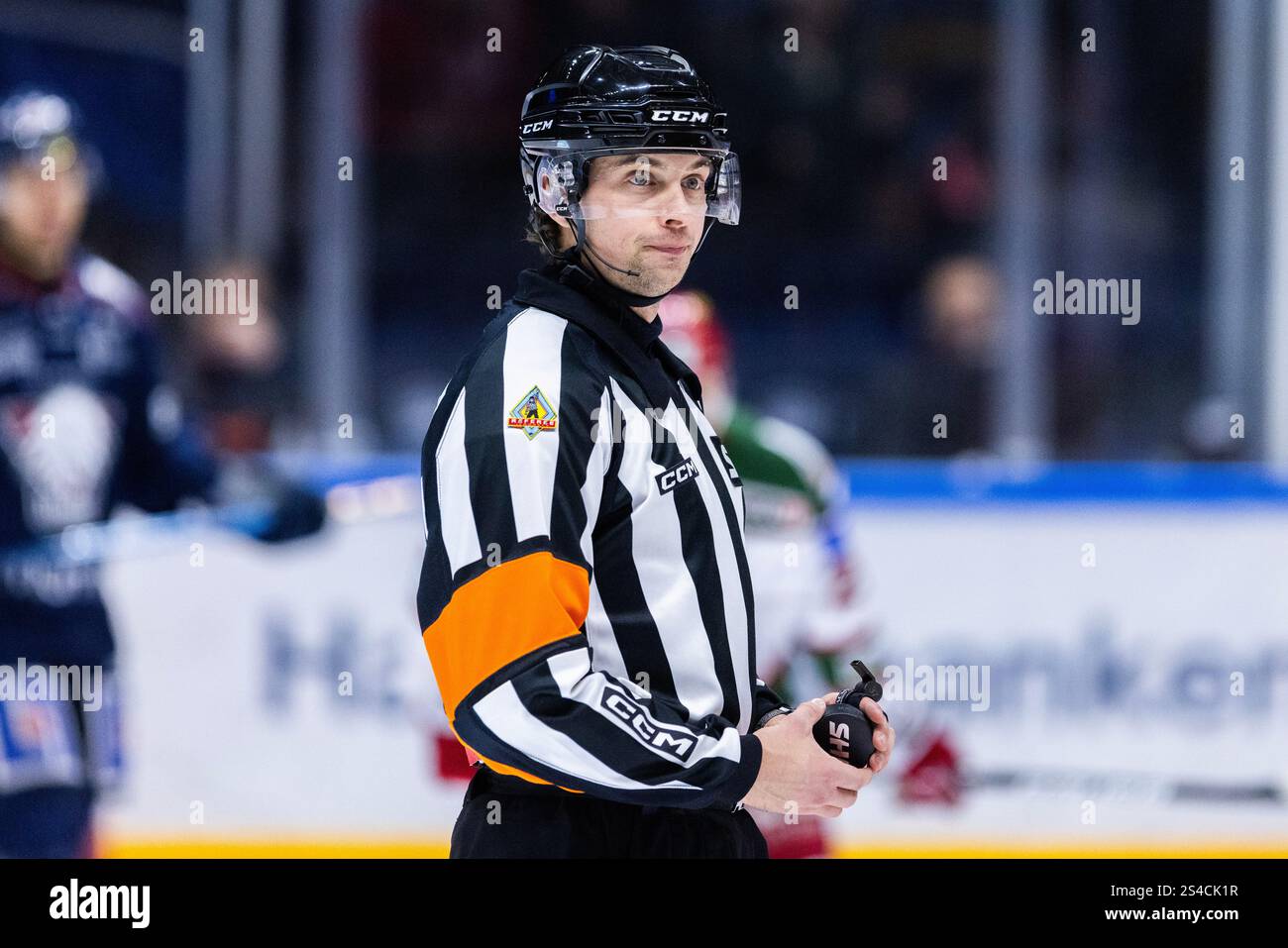 250111 Domare Johan Wedin under ishockeymatchen i SHL mellan Linköping ...