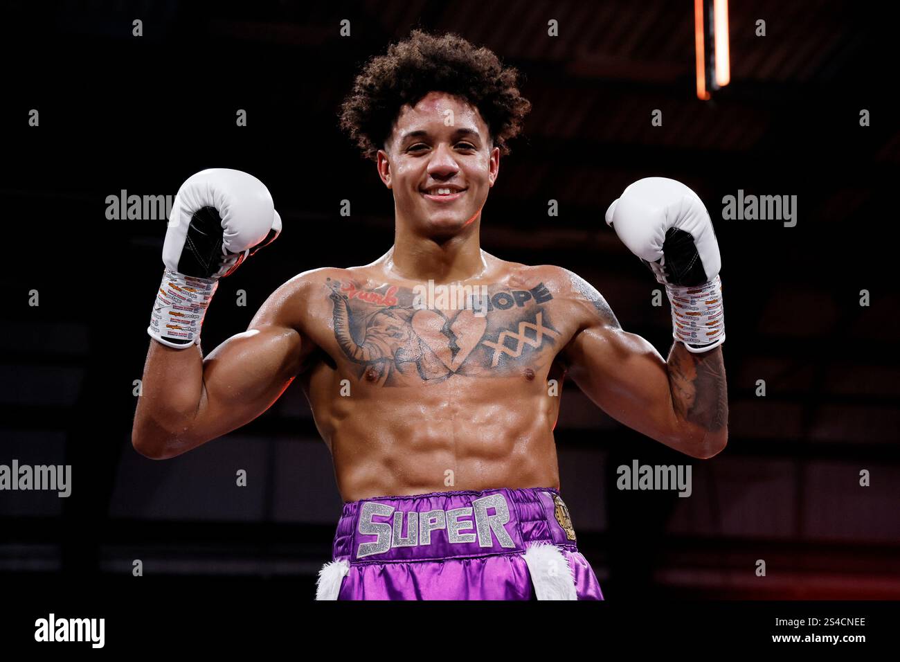 Mario Silva celebrates winning the Middleweight contest against ...