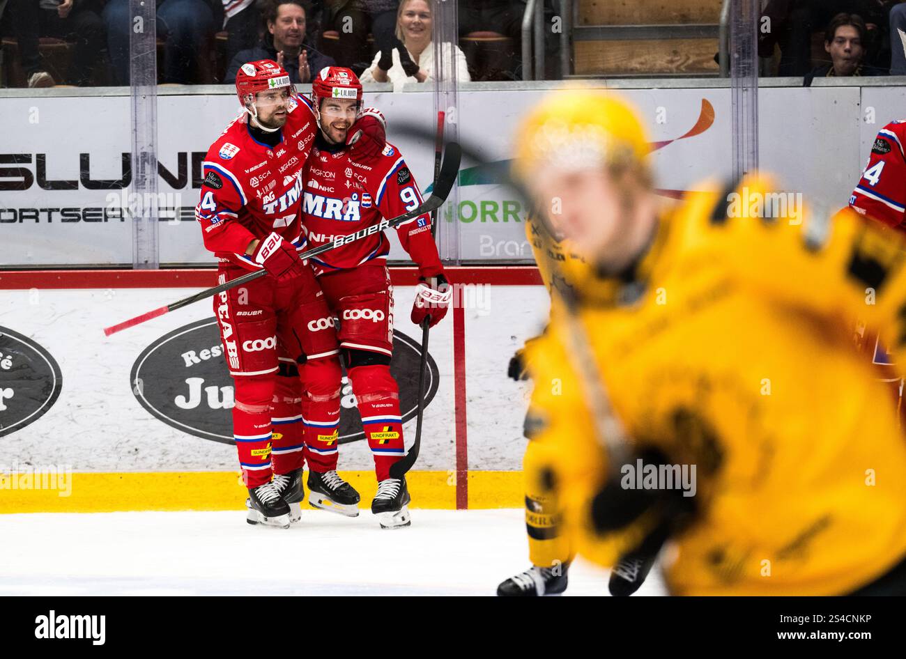 250111 Timrås Emil Pettersson och Magnus Pääjärvi jublar efter 2-1 under ishockeymatchen i SHL ...