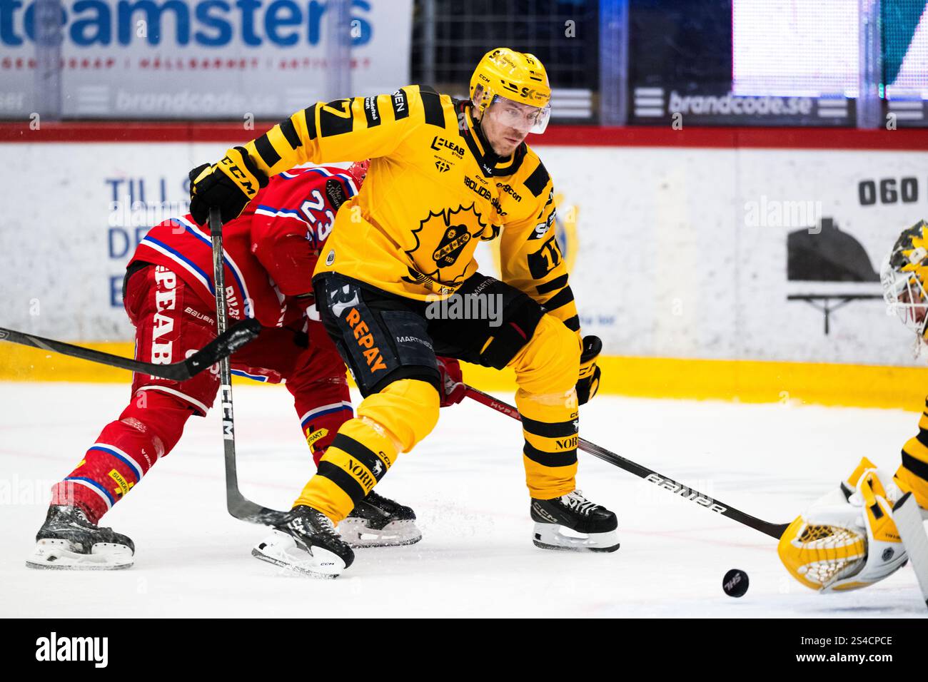 250111 Skellefteås Martin Johnsen under ishockeymatchen i SHL mellan Timrå och Skellefteå den 11 ...