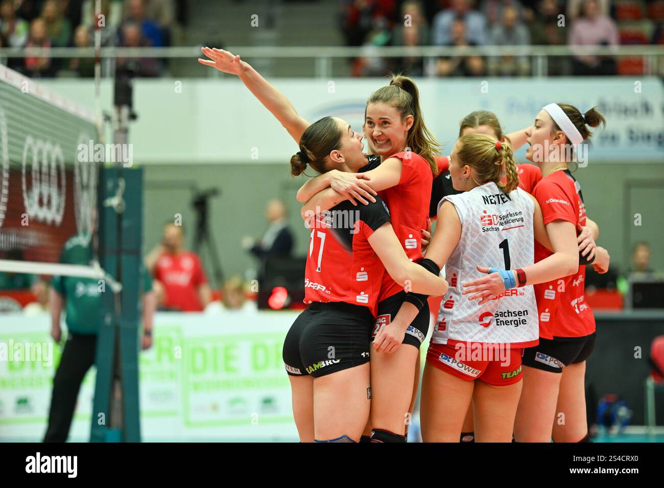 Sarah Straube (Dresdner SC, #18) Lorena Lorber Fijok (Dresdner SC, #17 ...