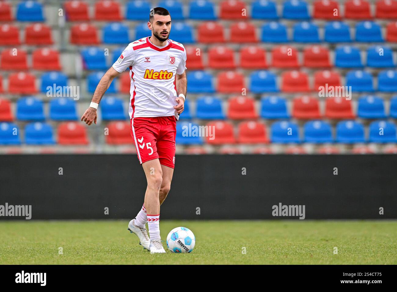 Rasim Bulic (Regensburg, 5) am Ball Freisteller, Einzelbild, Aktion ...