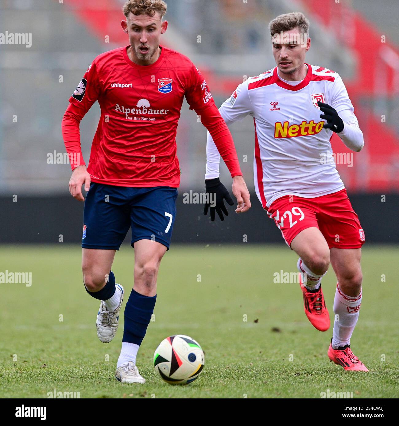 v.li.: Robin Littig (Unterhaching, 7) Elias Huth (Regensburg, 29) im Zweikampf, Duell, duel ...