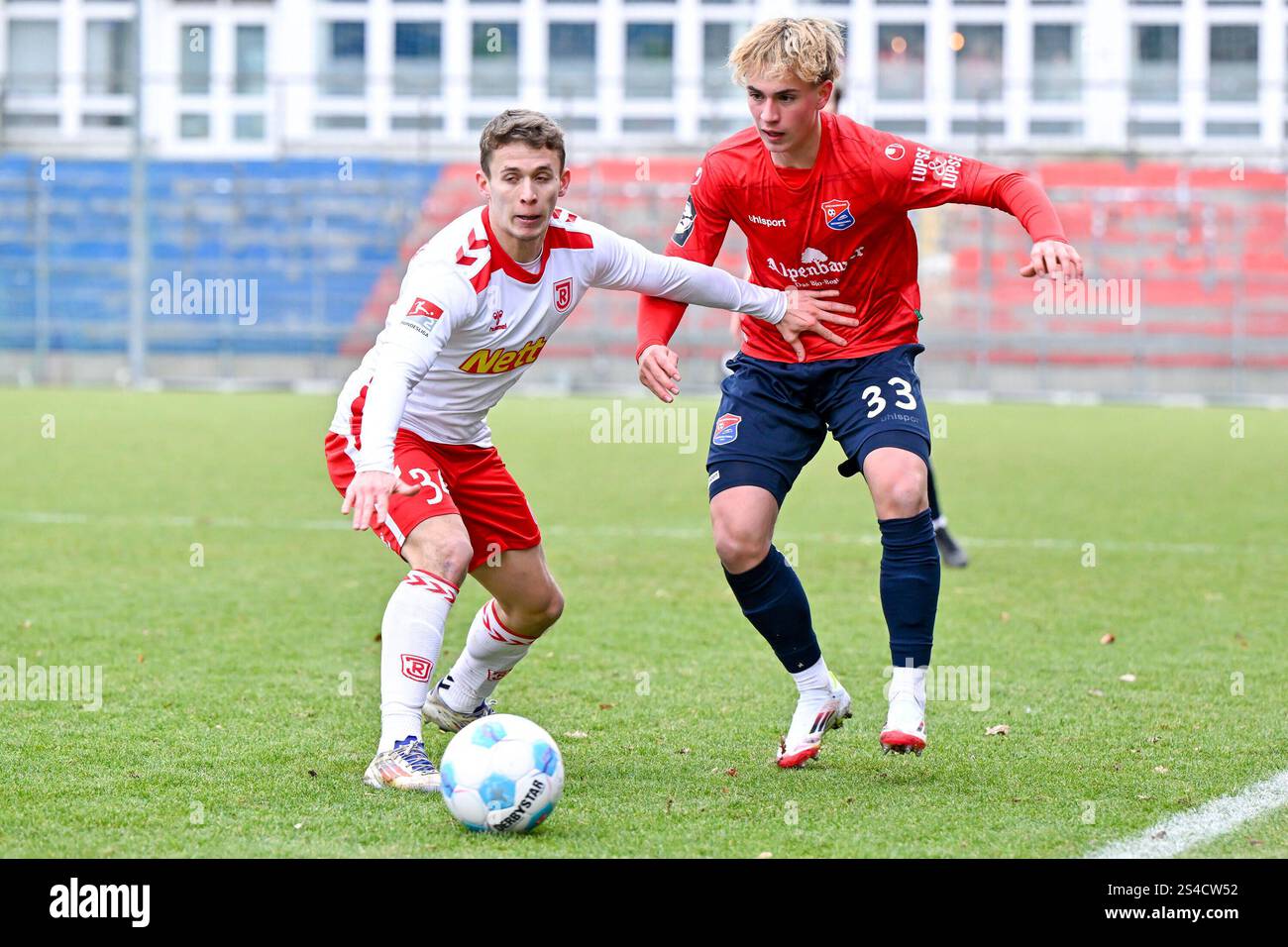 Unterhaching, Deutschland. 11th Jan, 2025. v.li.: Anssi Suhonen (Regensburg, 34) Maximilian ...