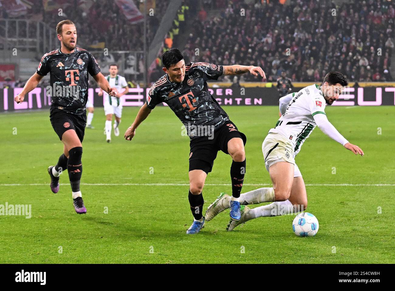 MONCHENGLADBACH - (l-r) Minjae Kim of FC Bayern Munchen, Tim ...