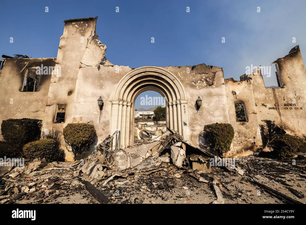 Altadena, USA. 10th Jan, 2025. Aftermath from the Eaton Fire in the ...