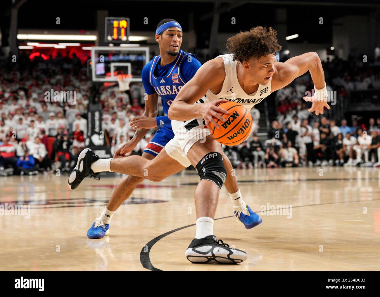 Cincinnati guard Dan Skillings Jr., center right, dribbles against ...